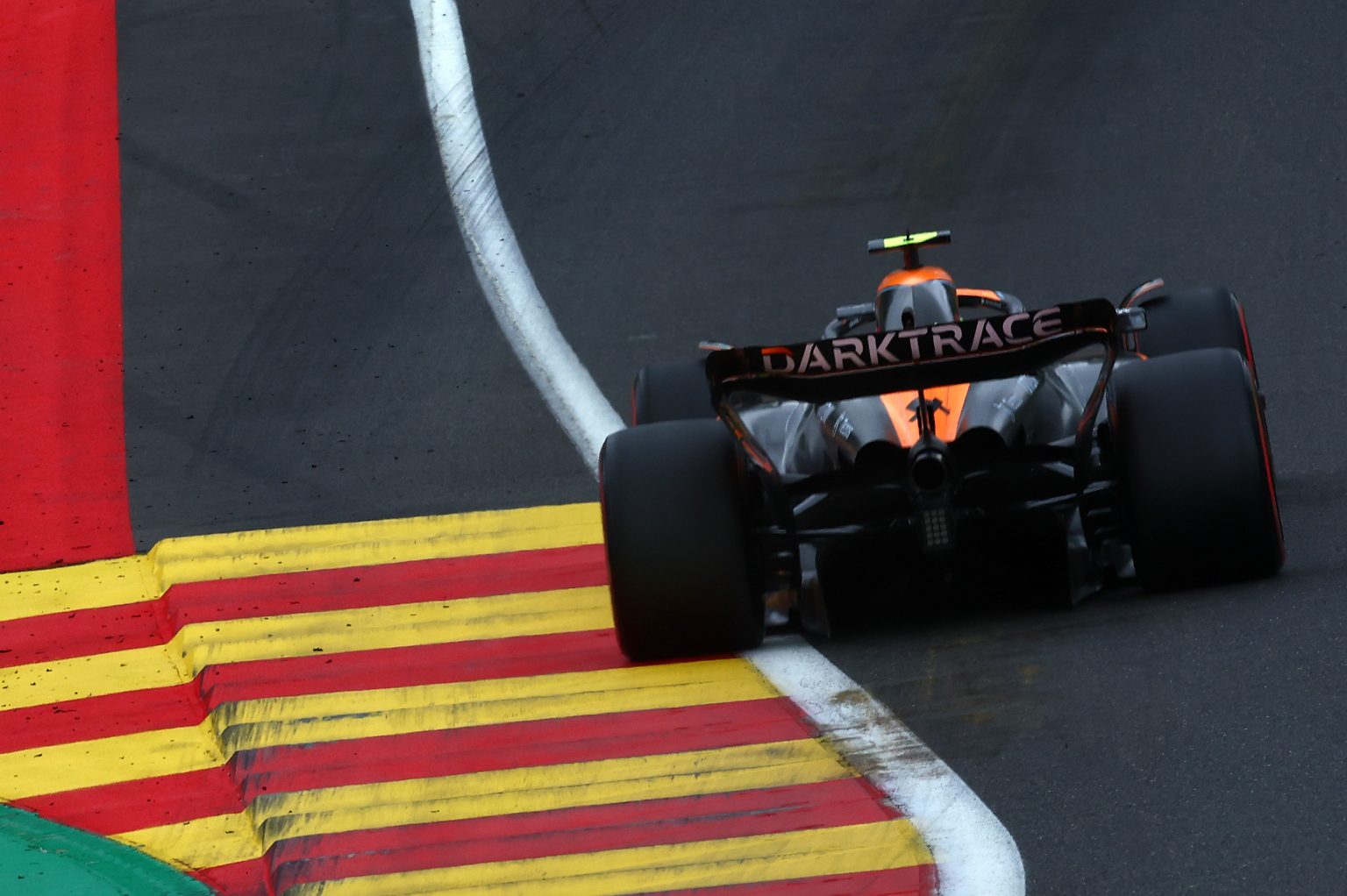 McLaren: MCL60 rear wing development taking cues from Red Bull