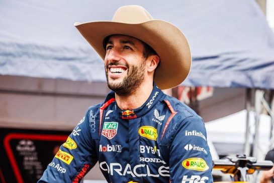 F1i Picture of the Day: Danny Ric is back in the saddle!