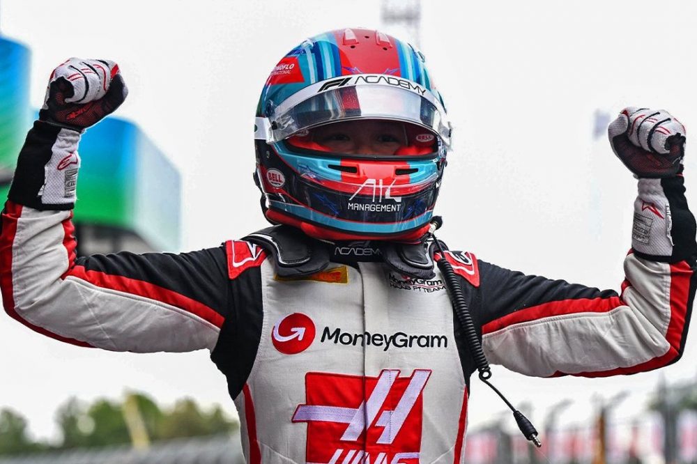 Chambers soars to first F1 Academy victory